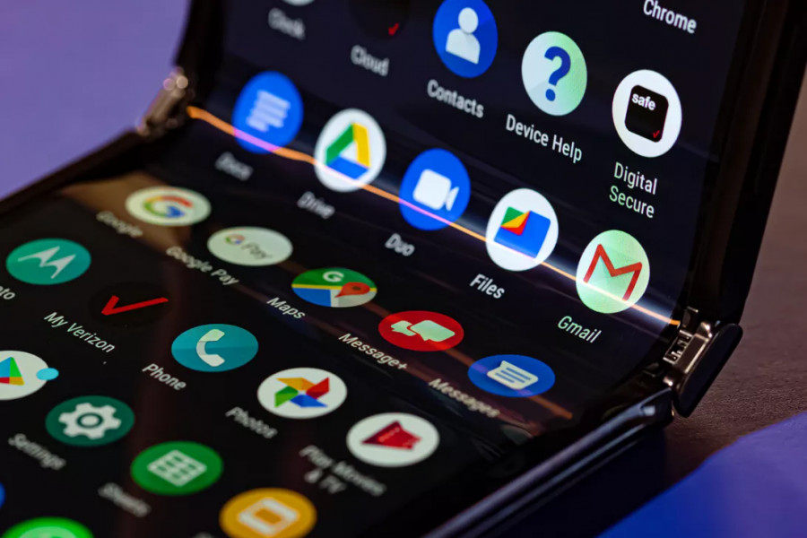 Motorola готовит складной смартфон с боковыми сенсорами